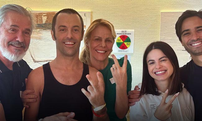 Nasceu de novo: Ator Kayky Brito aparece sorrindo e em pé após receber ...